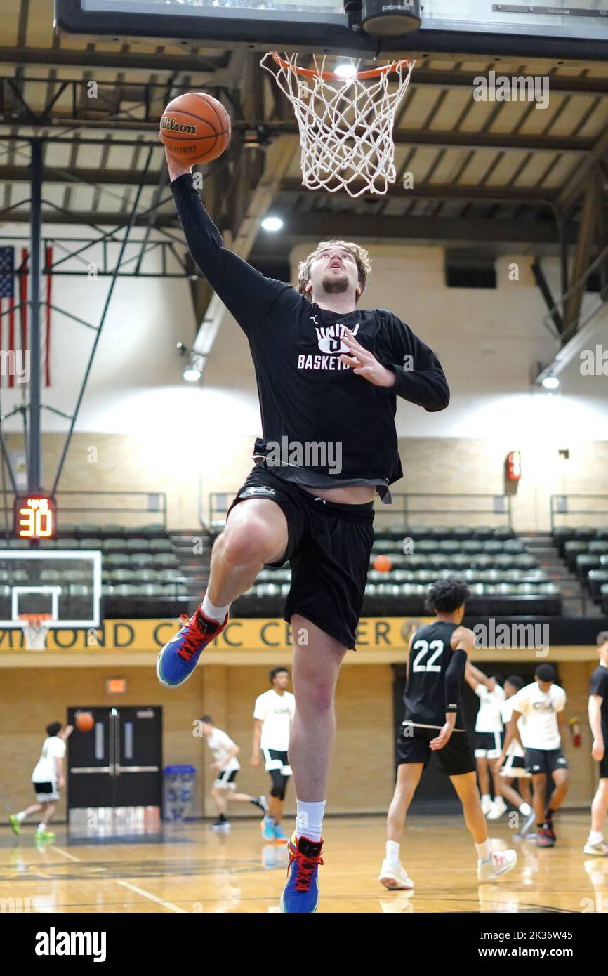 A basketball player dunking the ball into the hoop Stock Photo - Alamy