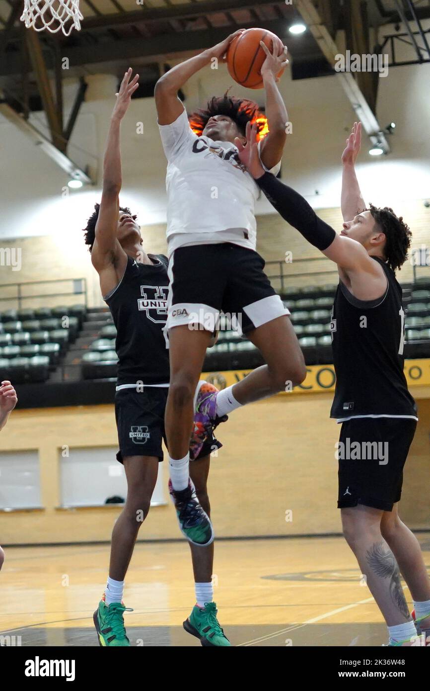 A basketball player shooting the ball into the hoop Stock Photo - Alamy