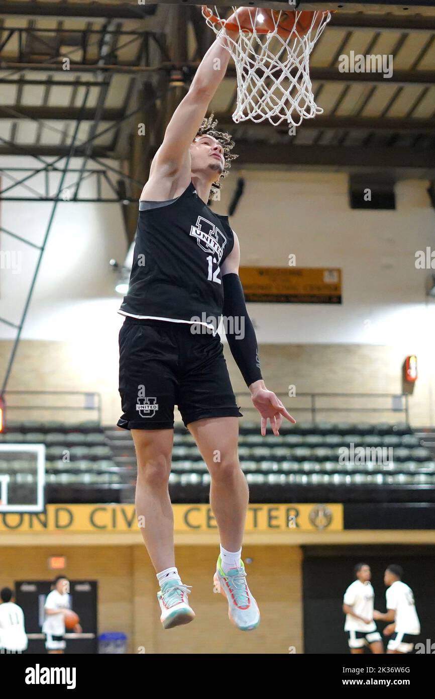 A basketball player dunking the ball into the hoop Stock Photo - Alamy