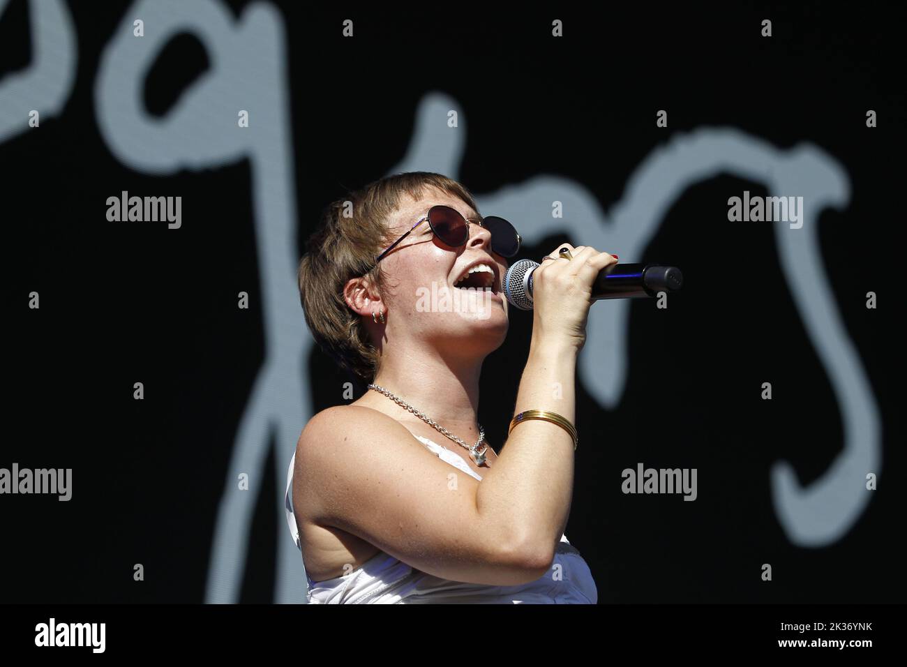 American singer songwriter maggie rogers hi-res stock photography and ...