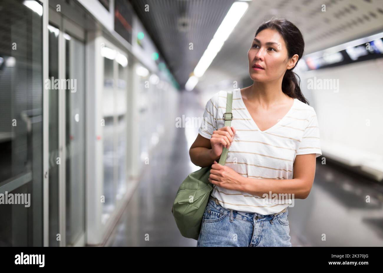 Woman in 30s walking hi-res stock photography and images - Alamy