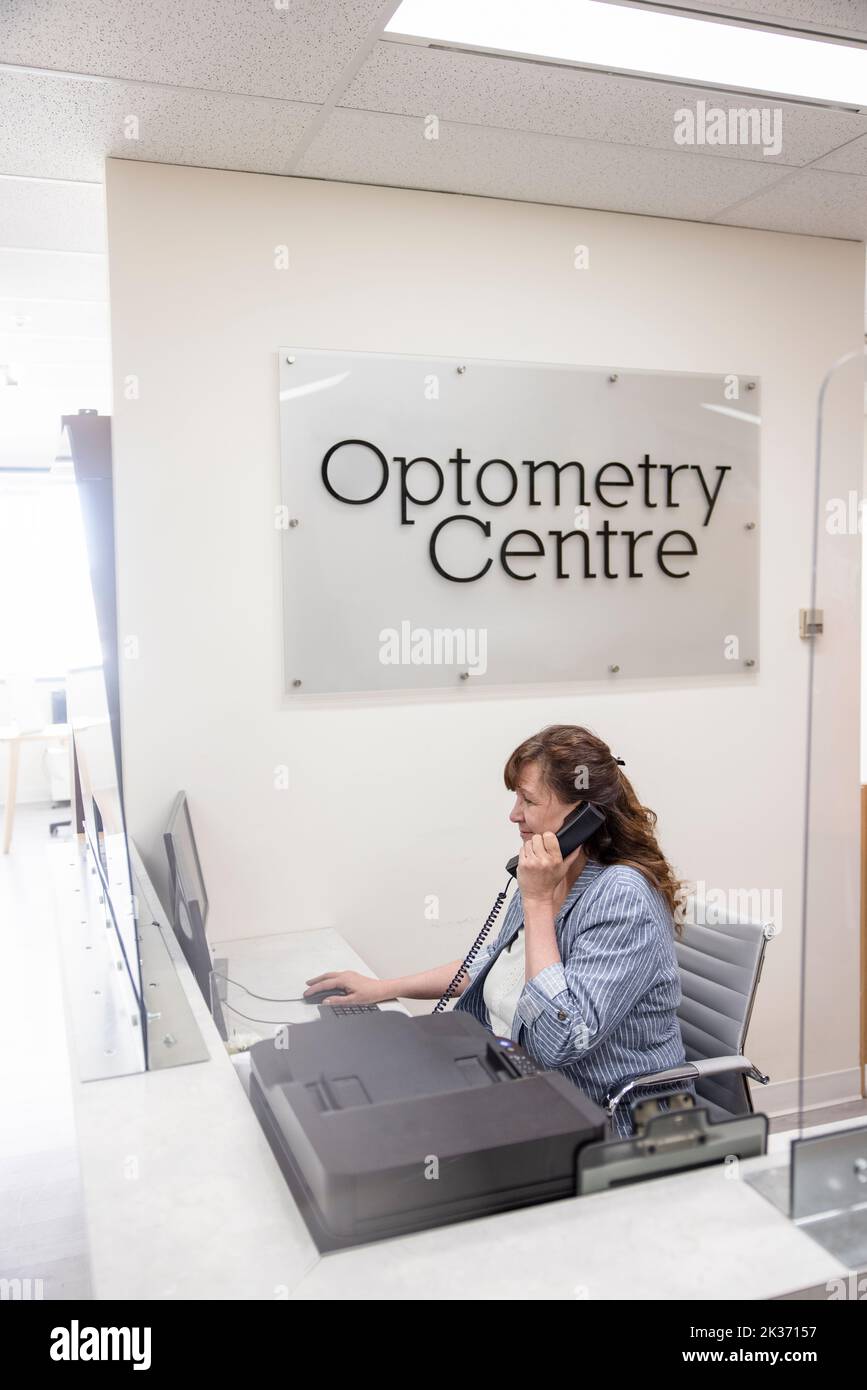 Receptionist on the phone hi-res stock photography and images - Alamy