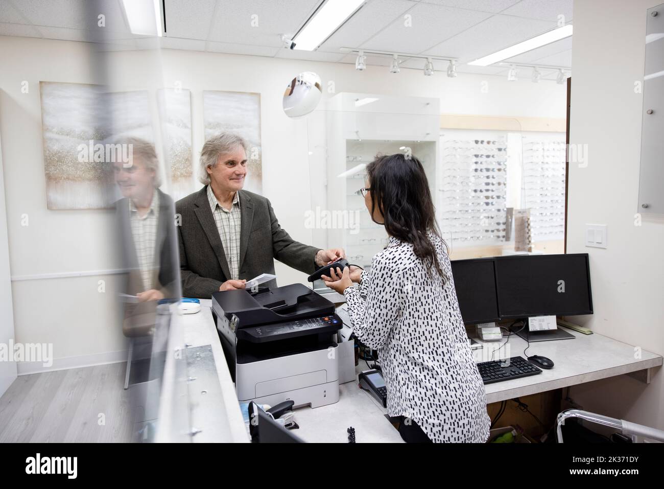 Patient reception paying hi-res stock photography and images - Alamy