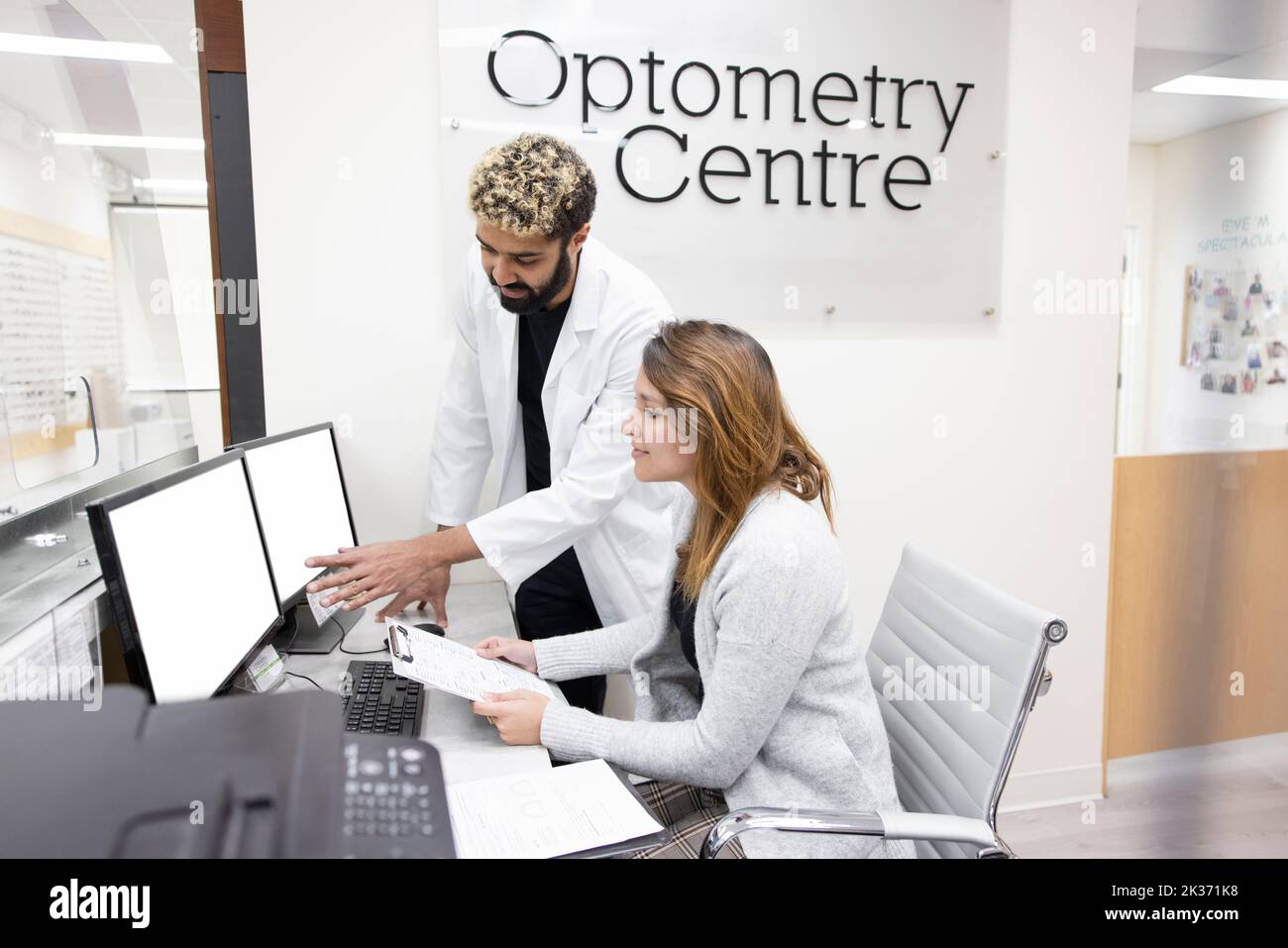 Optometrist sign hi-res stock photography and images - Alamy