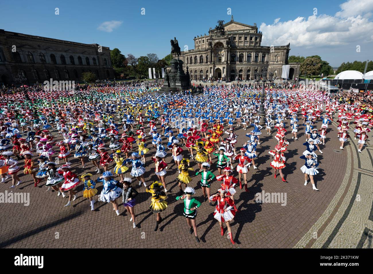 Dresden, Germany. 25th Sep, 2022. Participants in a record attempt by ...