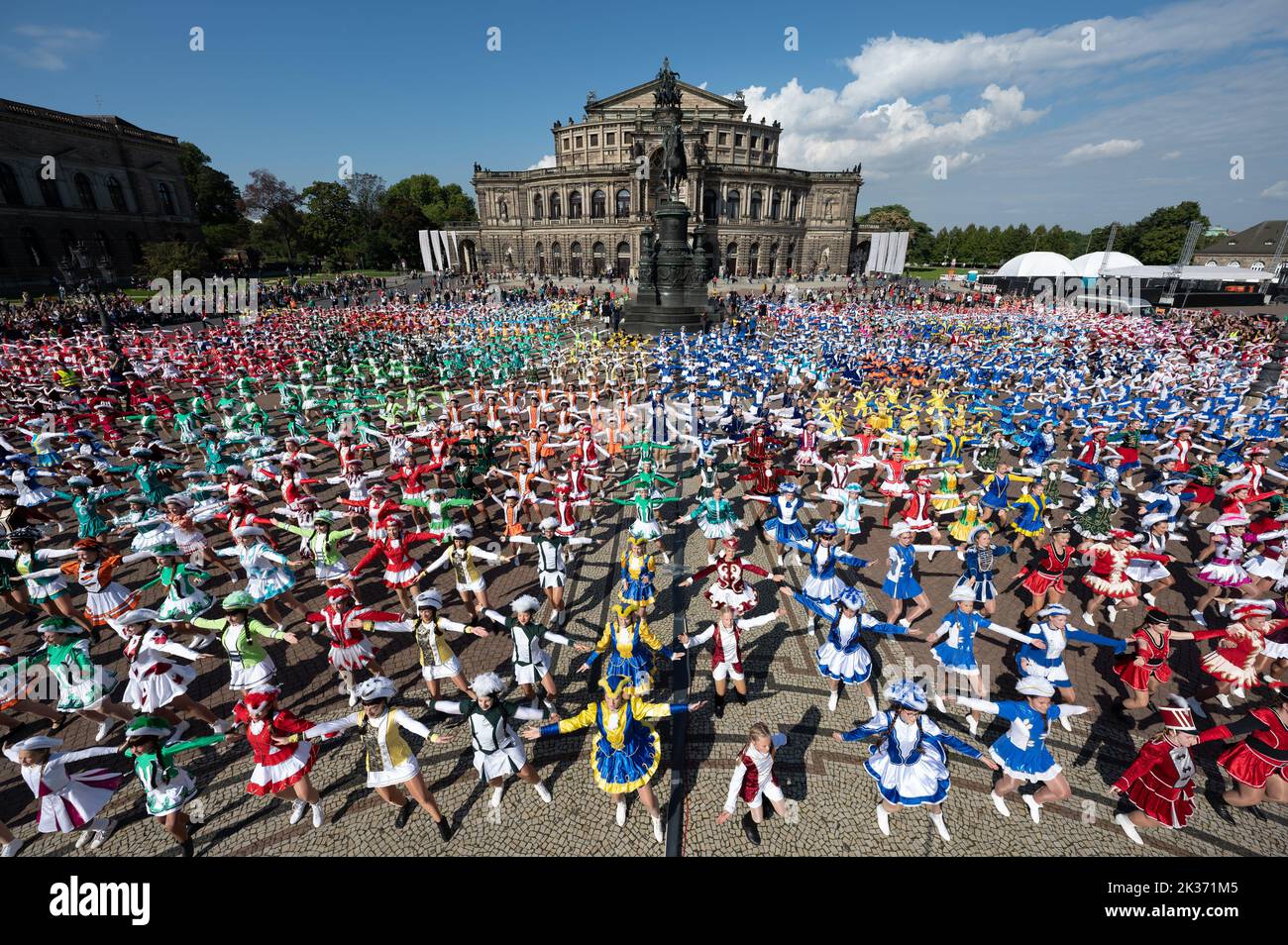 Dresden, Germany. 25th Sep, 2022. Participants in a record attempt by ...