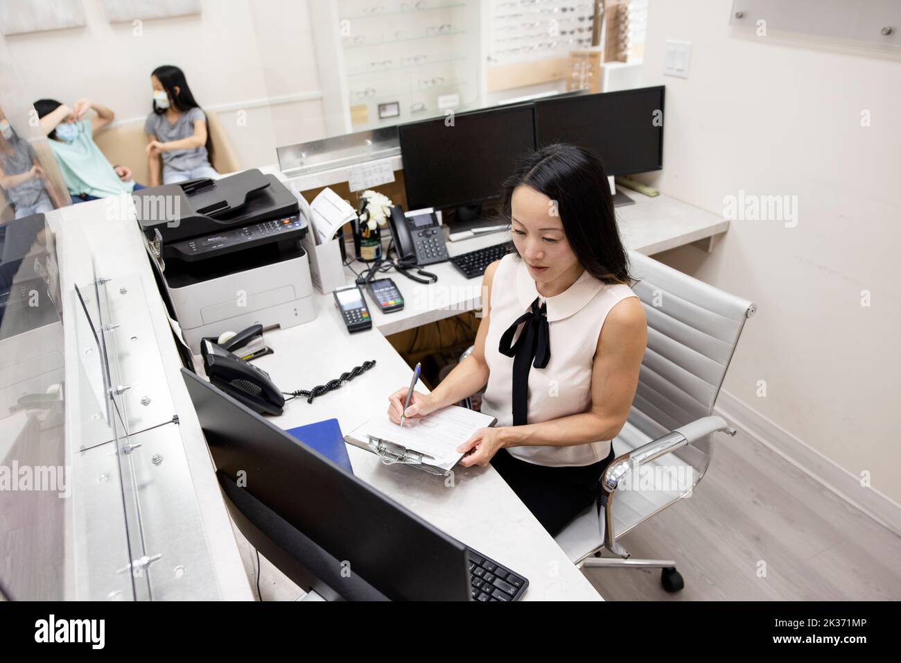 Black optometry hi-res stock photography and images - Alamy