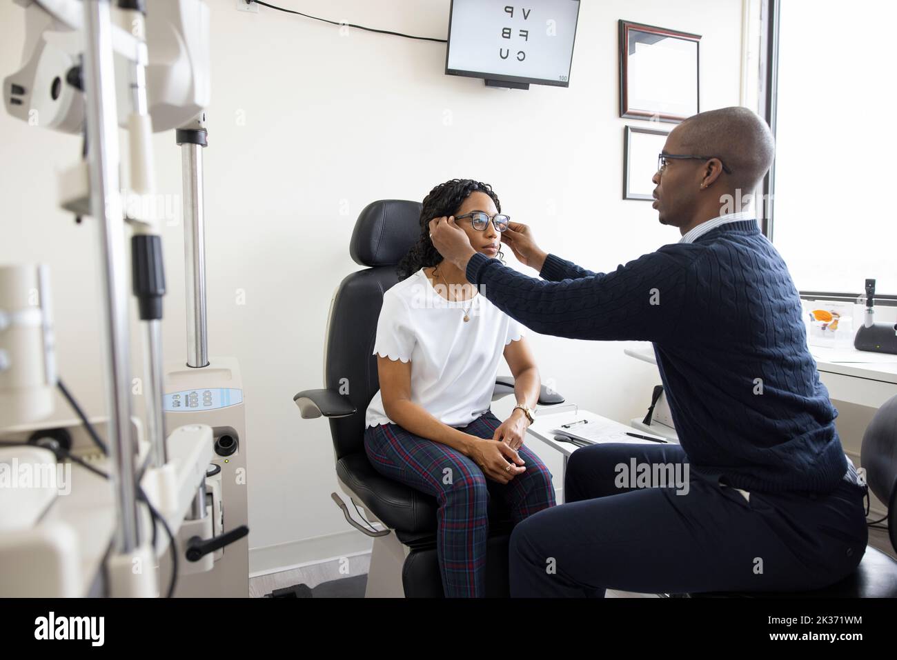 Doctor helping black patient hi-res stock photography and images - Alamy