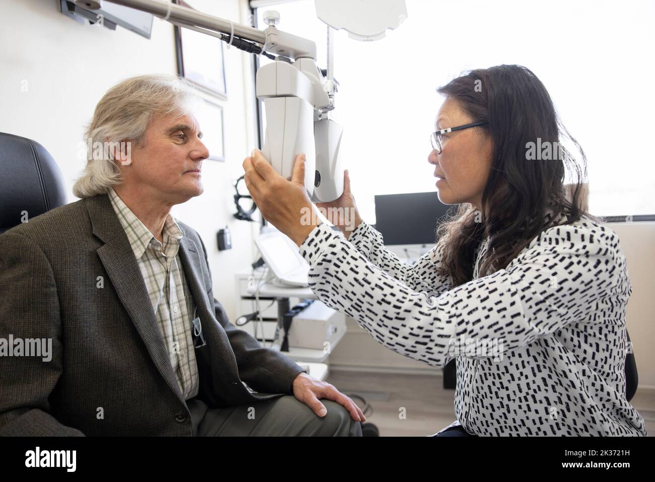 Asian eye test hi-res stock photography and images - Alamy