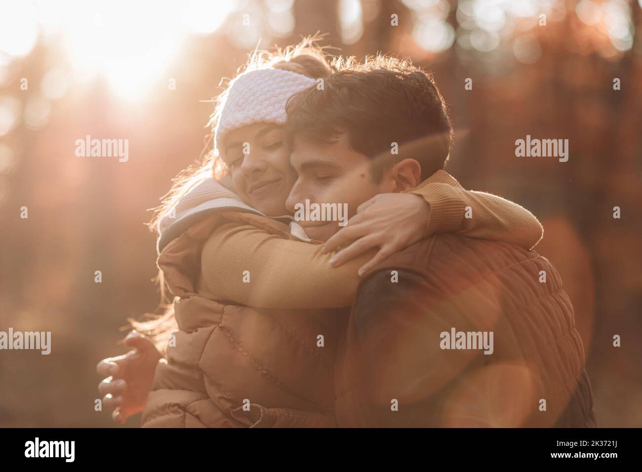 Couple tightly hugging hi-res stock photography and images - Alamy