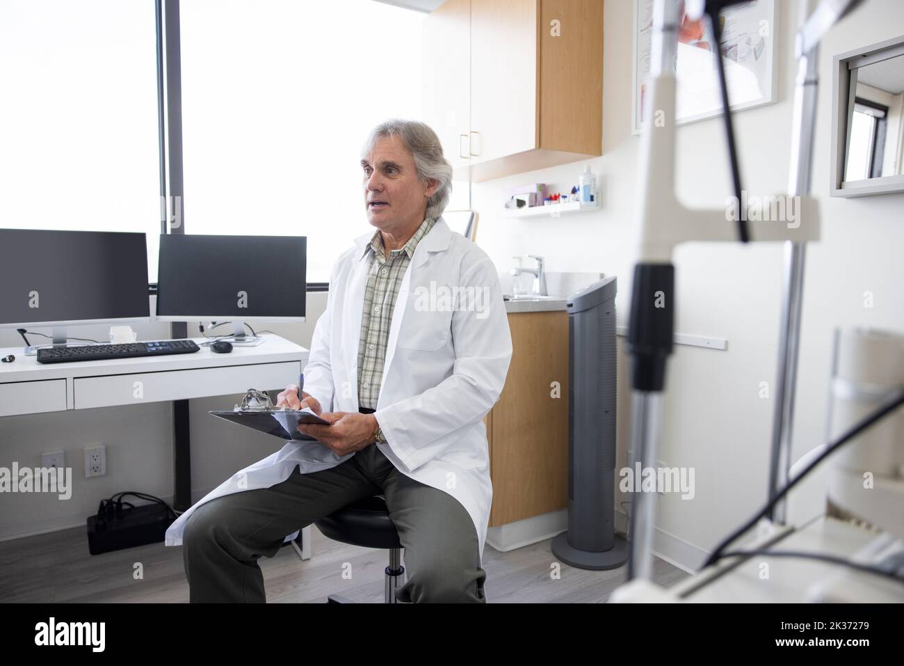 Person listening taking notes hi-res stock photography and images - Alamy