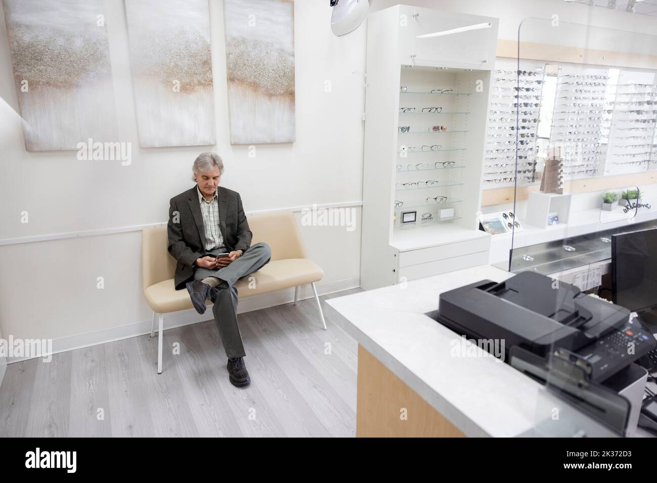 Waiting room lobby hi-res stock photography and images - Alamy