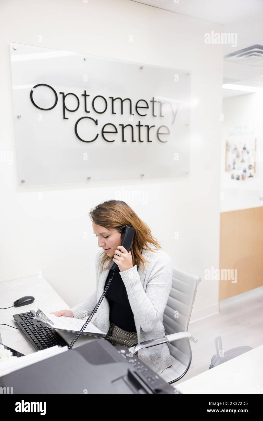 Receptionist on the phone hi-res stock photography and images - Alamy