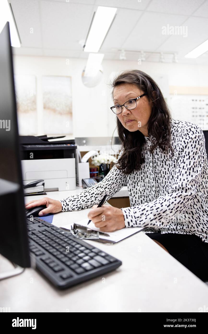 Female receptionist hi-res stock photography and images - Alamy