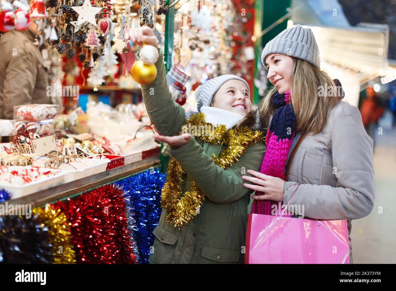 Mother daughter shopping toys hi-res stock photography and images - Alamy