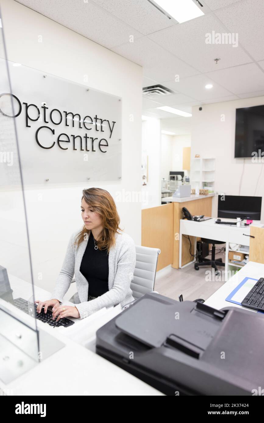 Female receptionist hi-res stock photography and images - Alamy