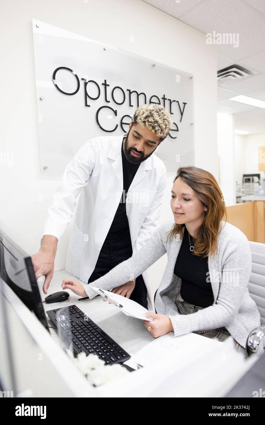 Receptionist doctor talking hi-res stock photography and images - Alamy