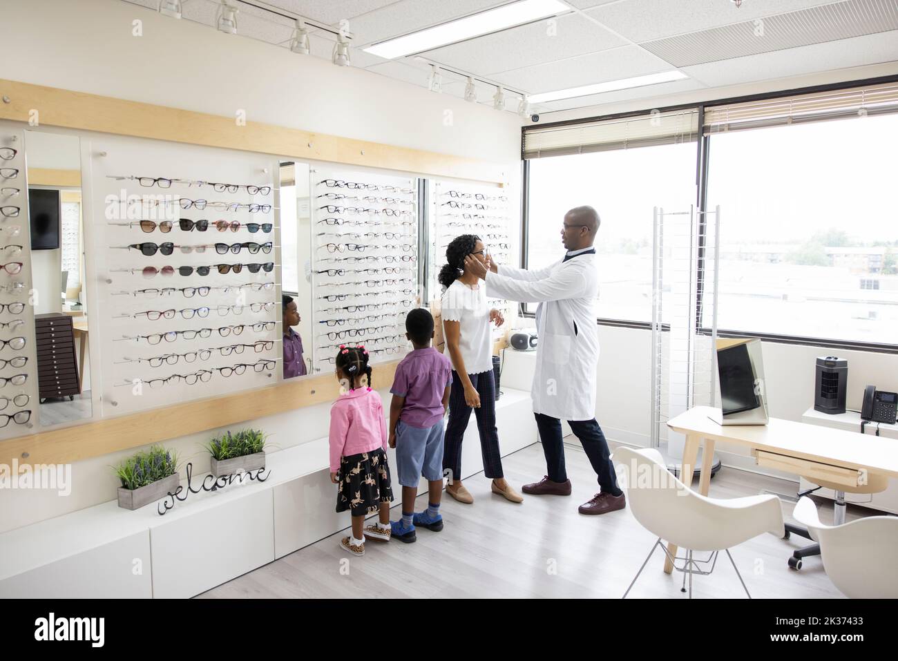 Doctor helping family hi-res stock photography and images - Alamy