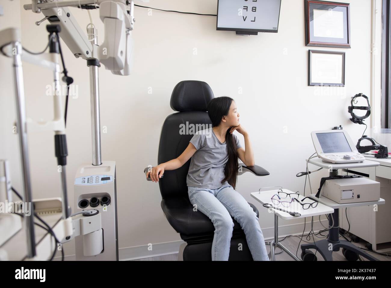 Doctors and patient waiting room hi-res stock photography and images ...