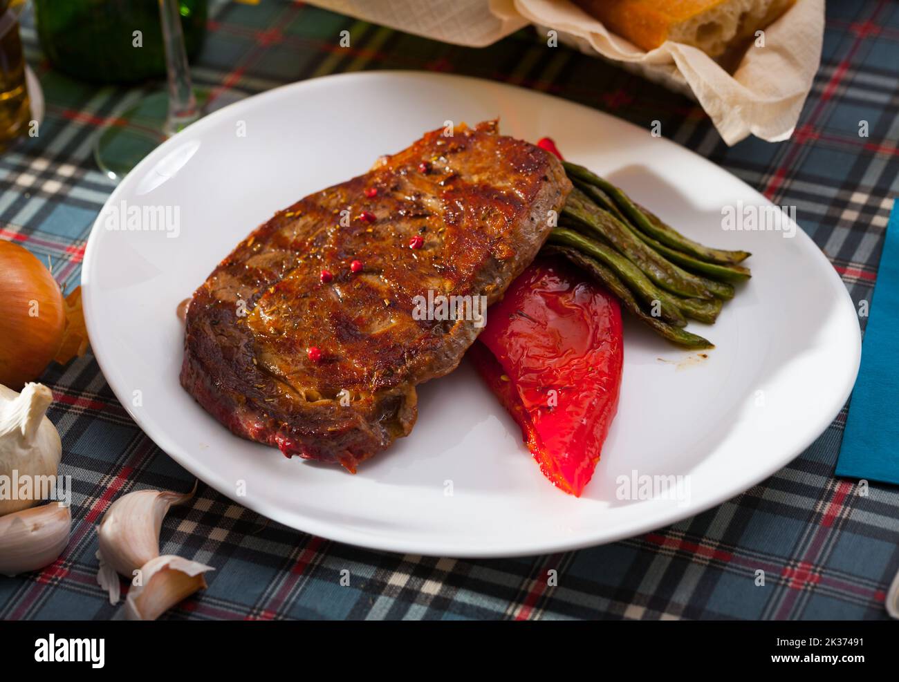 Beef entrecote with green beans and pepper Stock Photo - Alamy
