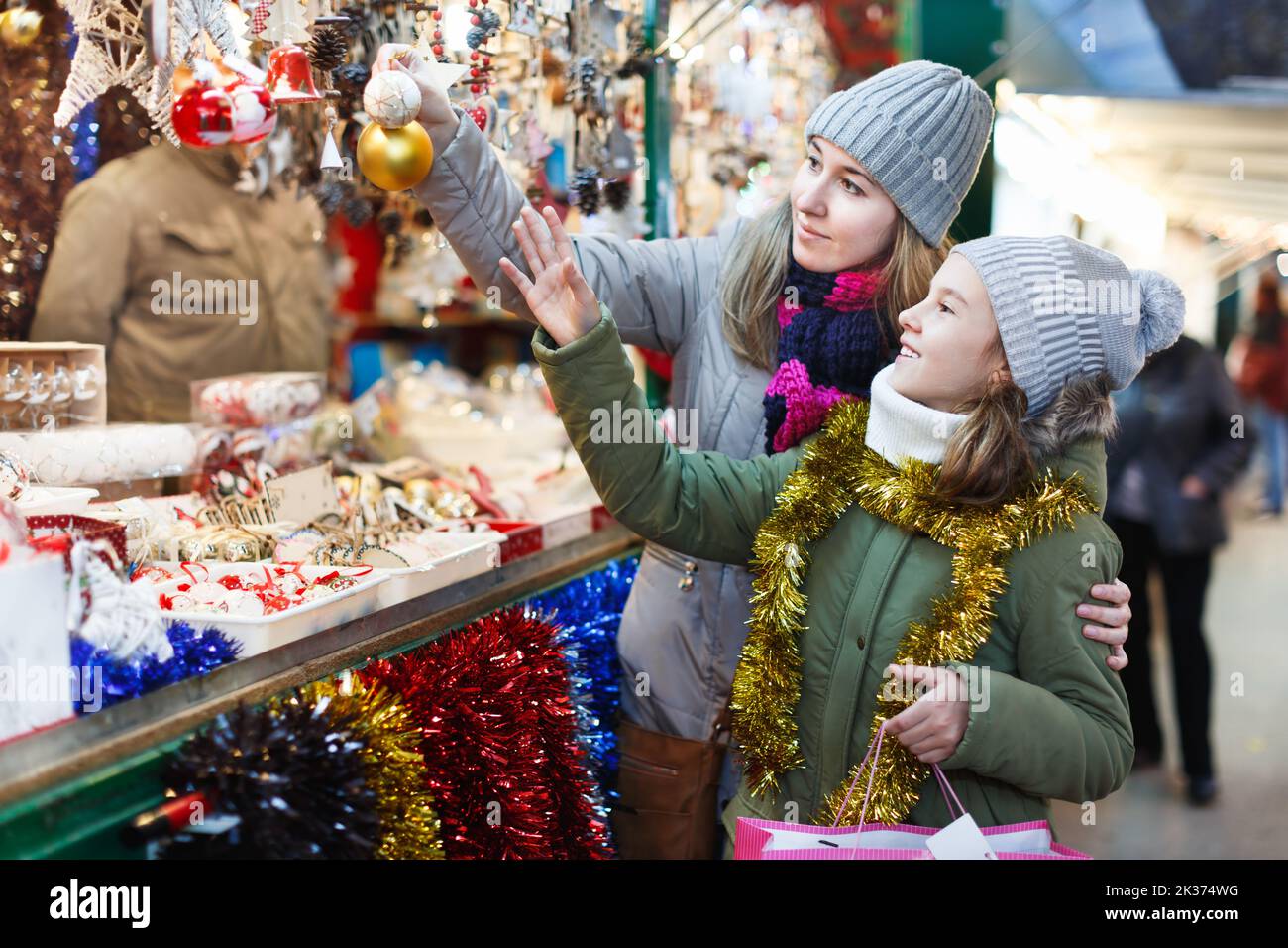 Mother daughter shopping toys hi-res stock photography and images - Alamy