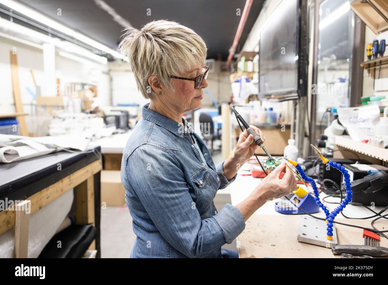 Semiconductor chip maker hi-res stock photography and images - Alamy