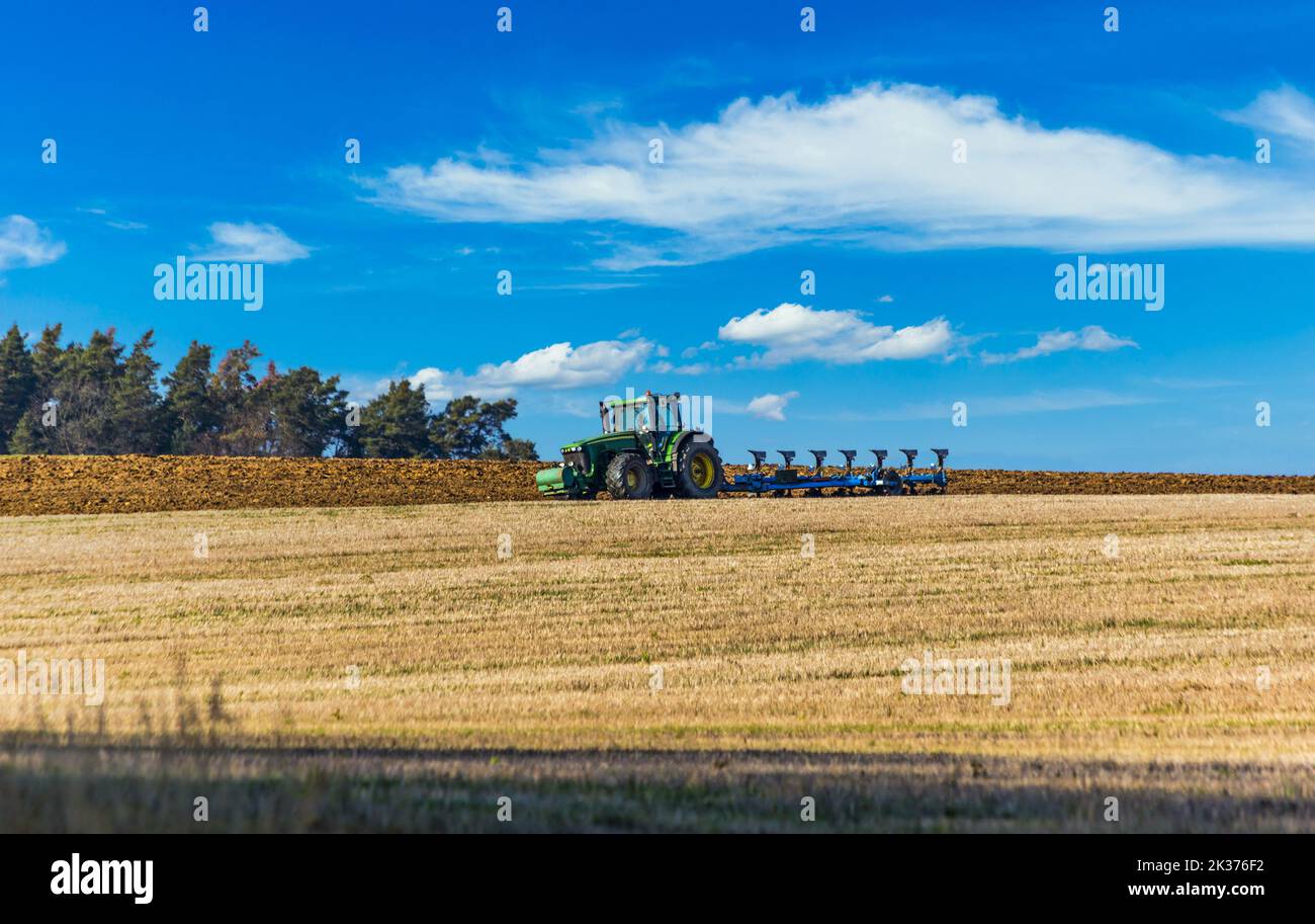 Tractor in a field. Countryside life Stock Photo - Alamy