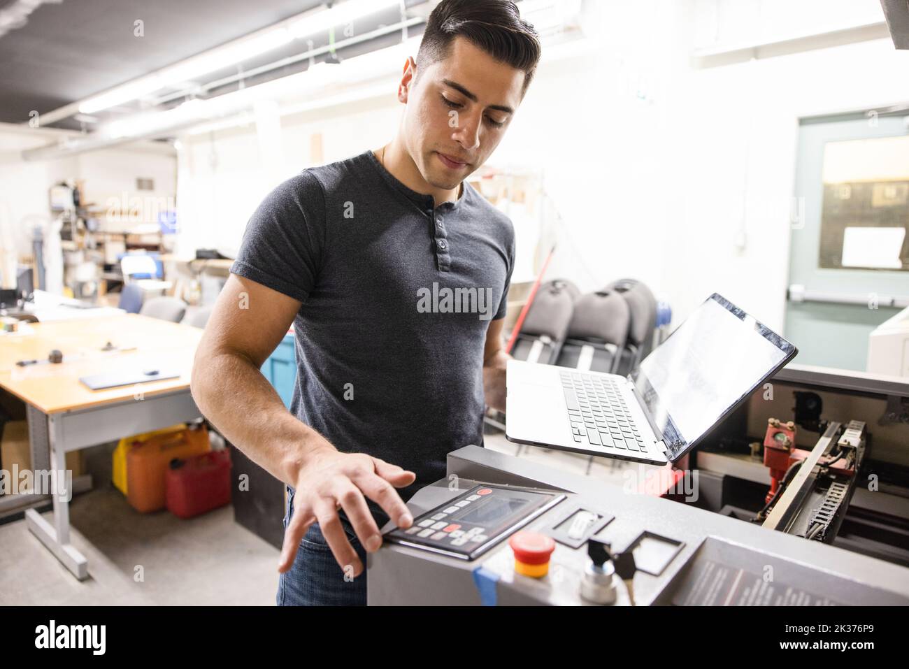 Male maker with laptop using 3D printer in workshop Stock Photo - Alamy