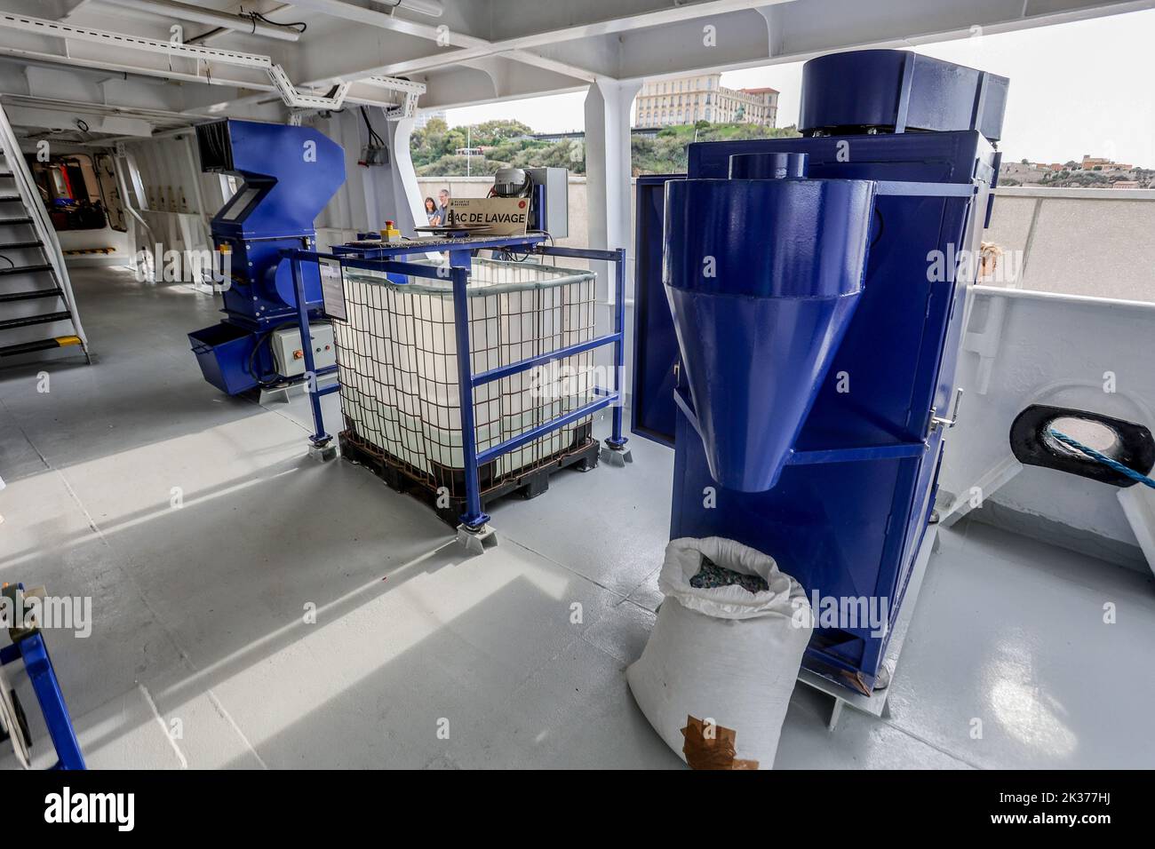 Machine allowing the transformation of plastic waste. The Plastic ...
