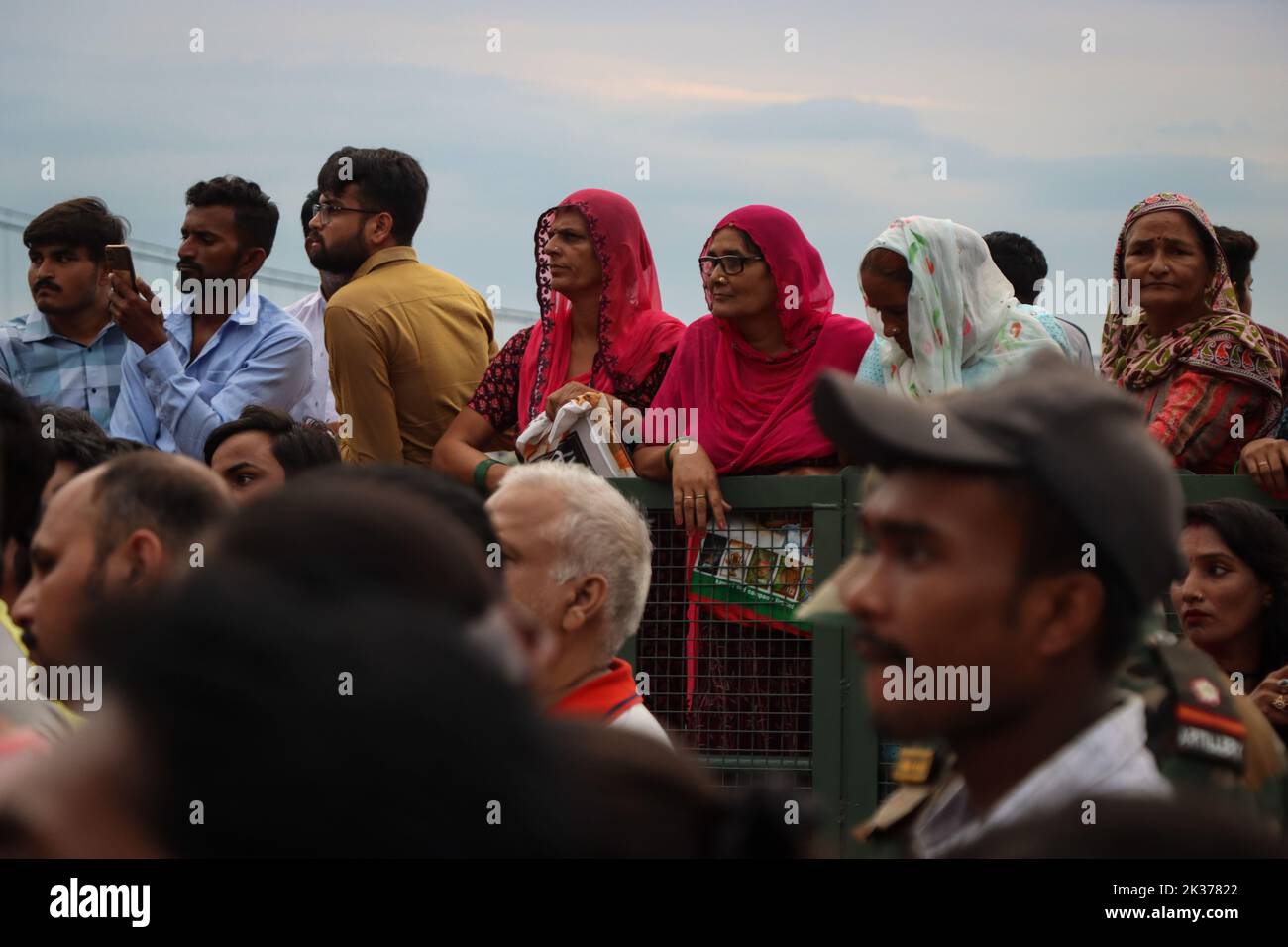 Rishikesh, Uttarakhand, India. 23rd Sep, 2022. Devotees watch the ...