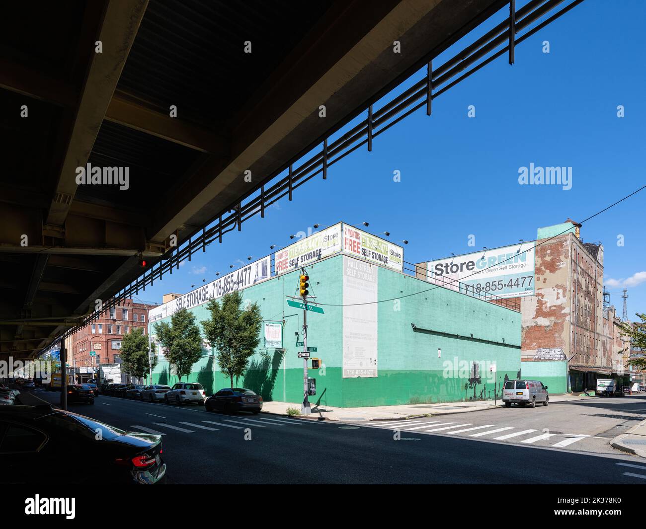 Industrial buildings near Brooklyn Navy Yard Stock Photo - Alamy