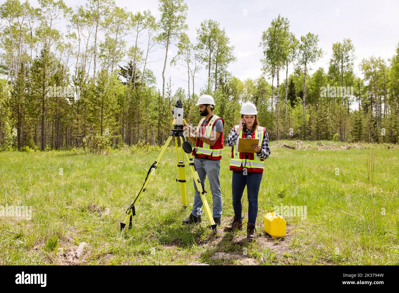 Surveyors with theodolite hi-res stock photography and images - Alamy