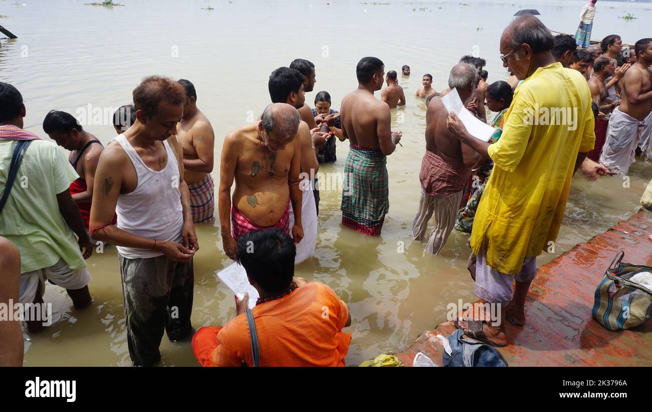 Hindu devotees are performing Tarpan on the very last day of Prityi ...