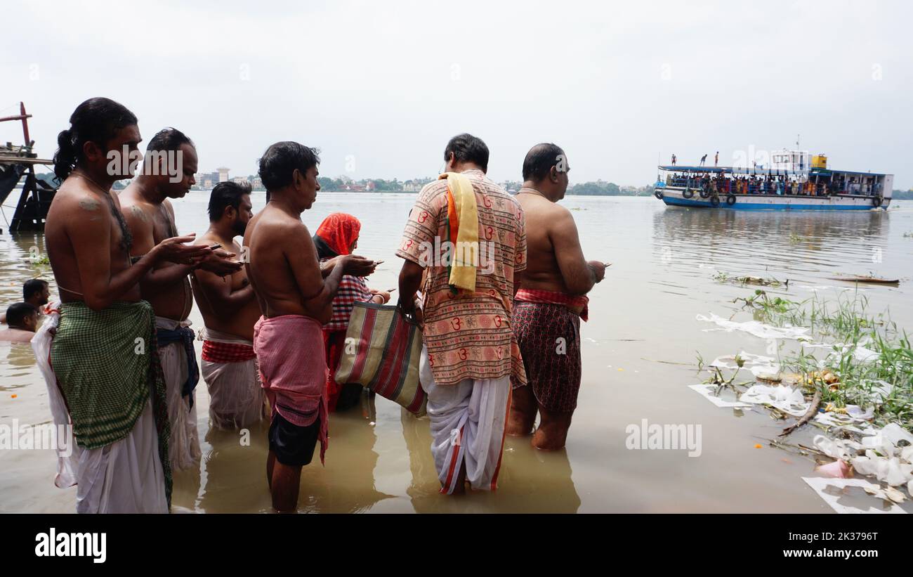 Hindu devotees are performing Tarpan on the very last day of Prityi ...