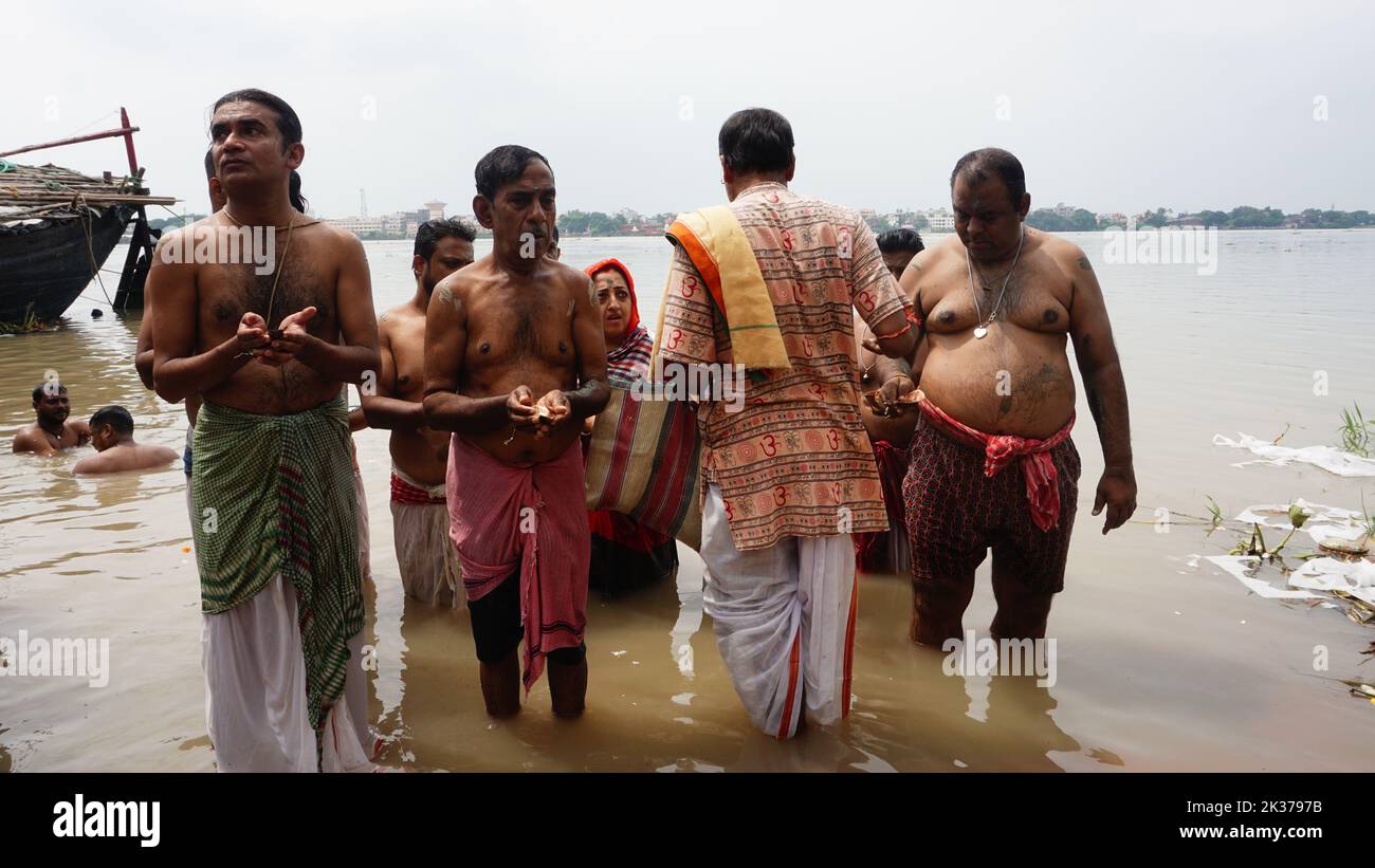 Hindu devotees are performing Tarpan on the very last day of Prityi ...