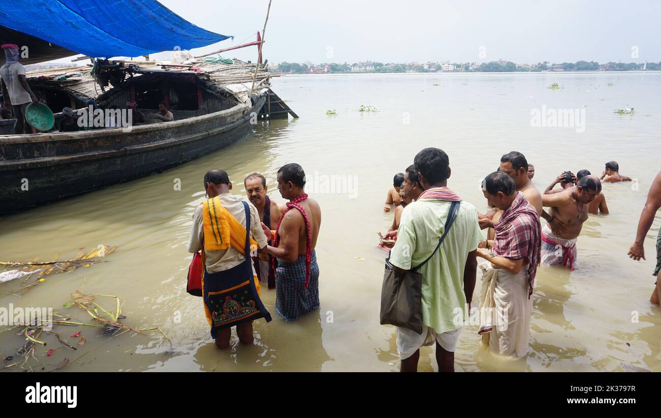 Hindu devotees are performing Tarpan on the very last day of Prityi ...