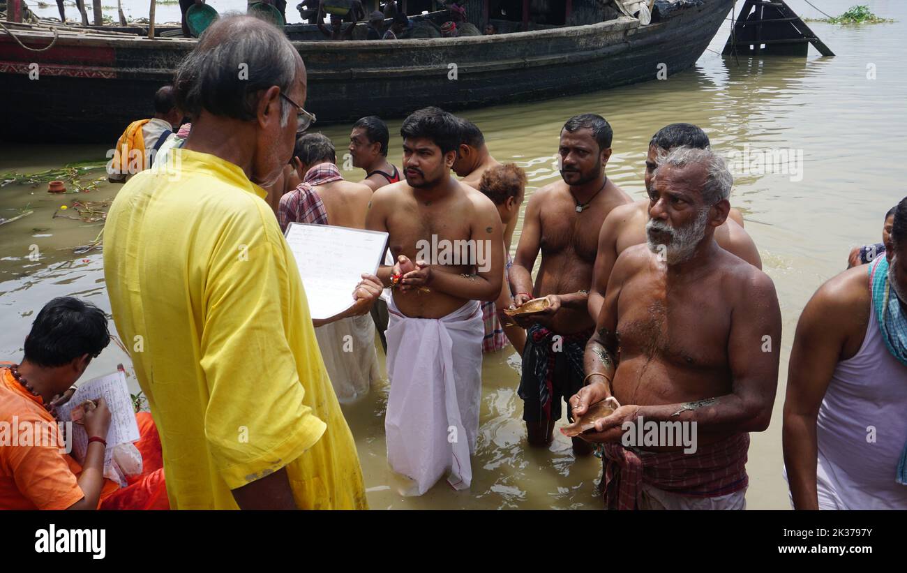 Hindu devotees are performing Tarpan on the very last day of Prityi ...