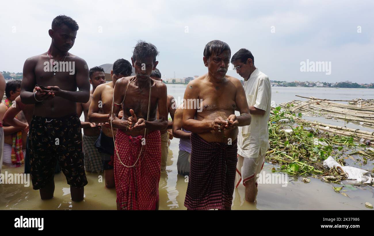 Hindu devotees are performing Tarpan on the very last day of Prityi ...