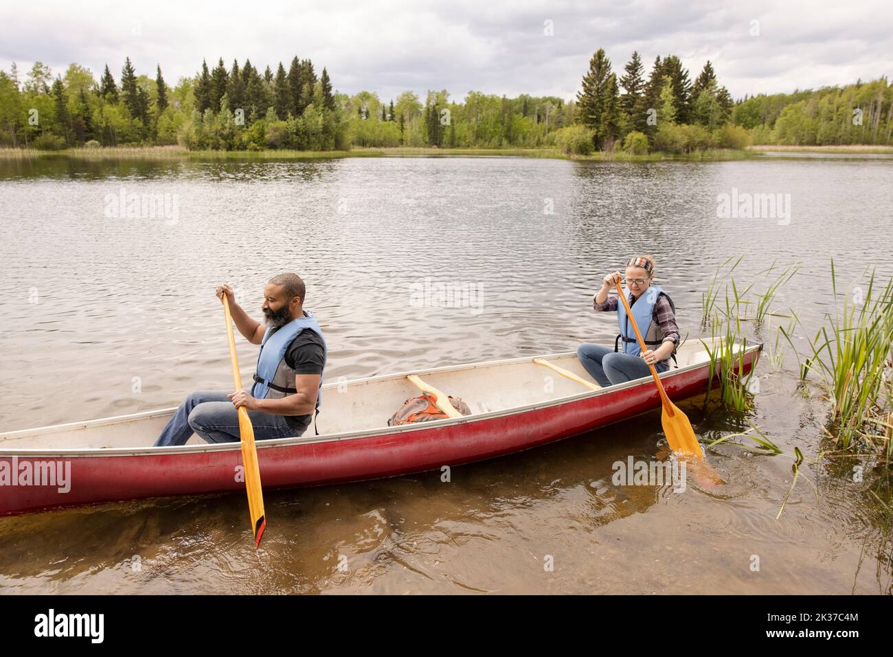 Couple paddling canoe hi-res stock photography and images - Alamy