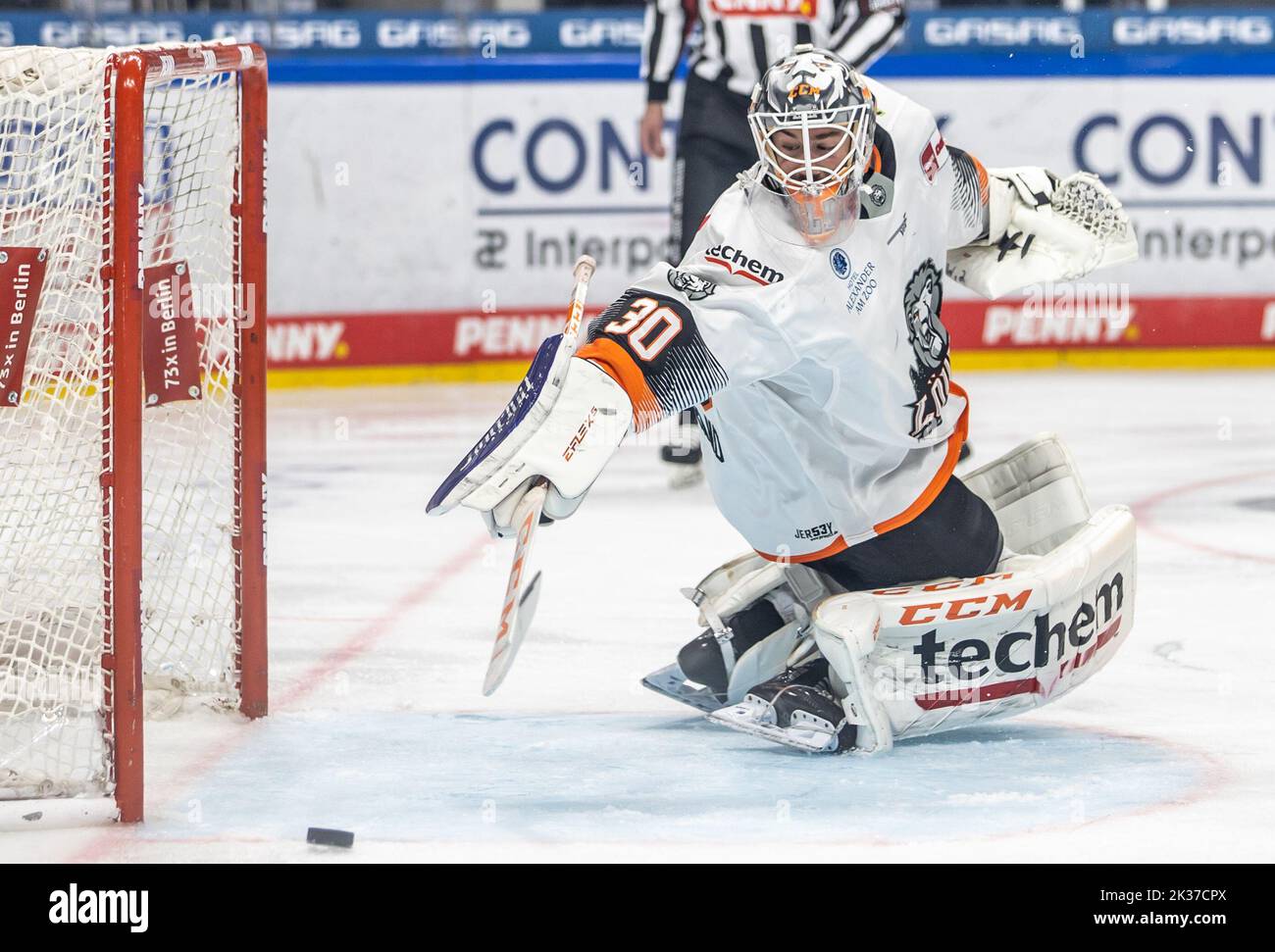 25 September 2022, Berlin: Ice hockey: DEL, Eisbären Berlin - Löwen ...