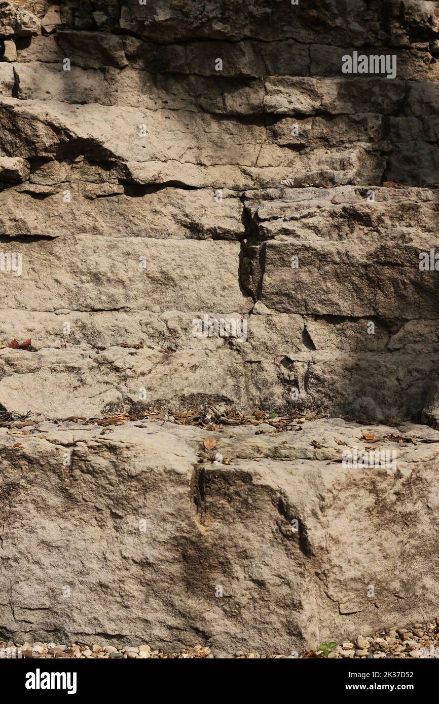 Layers of natural limestone lining a wall Stock Photo - Alamy