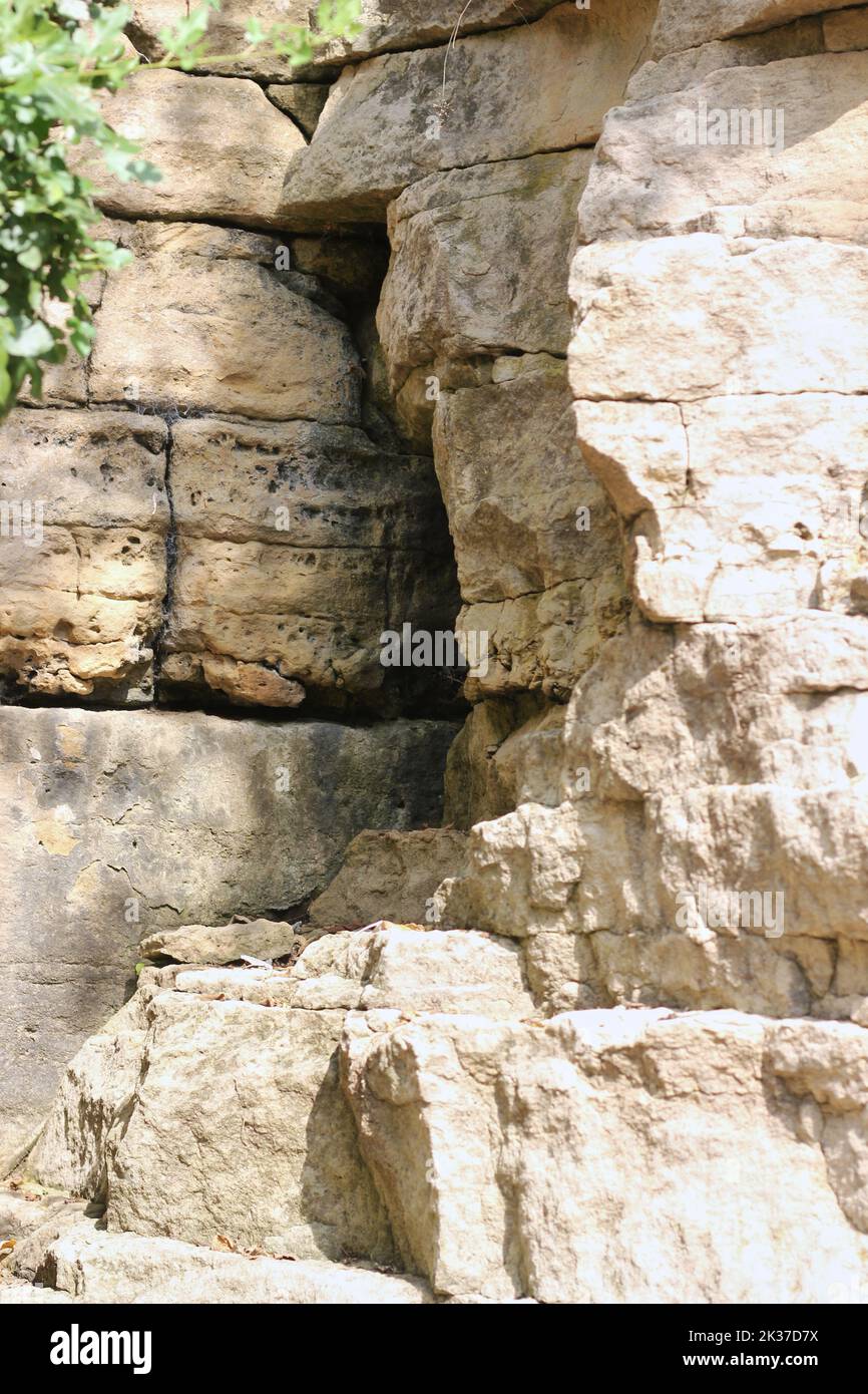 Layers of natural limestone lining a wall Stock Photo - Alamy