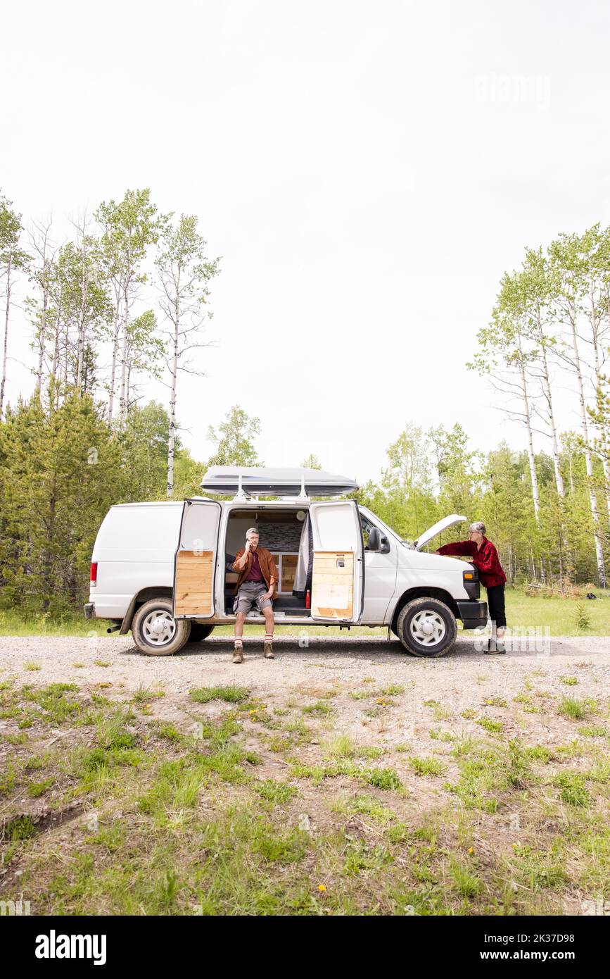 Van broken down hi-res stock photography and images - Alamy