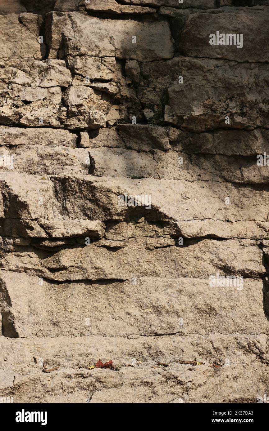 Layers of natural limestone lining a wall Stock Photo - Alamy