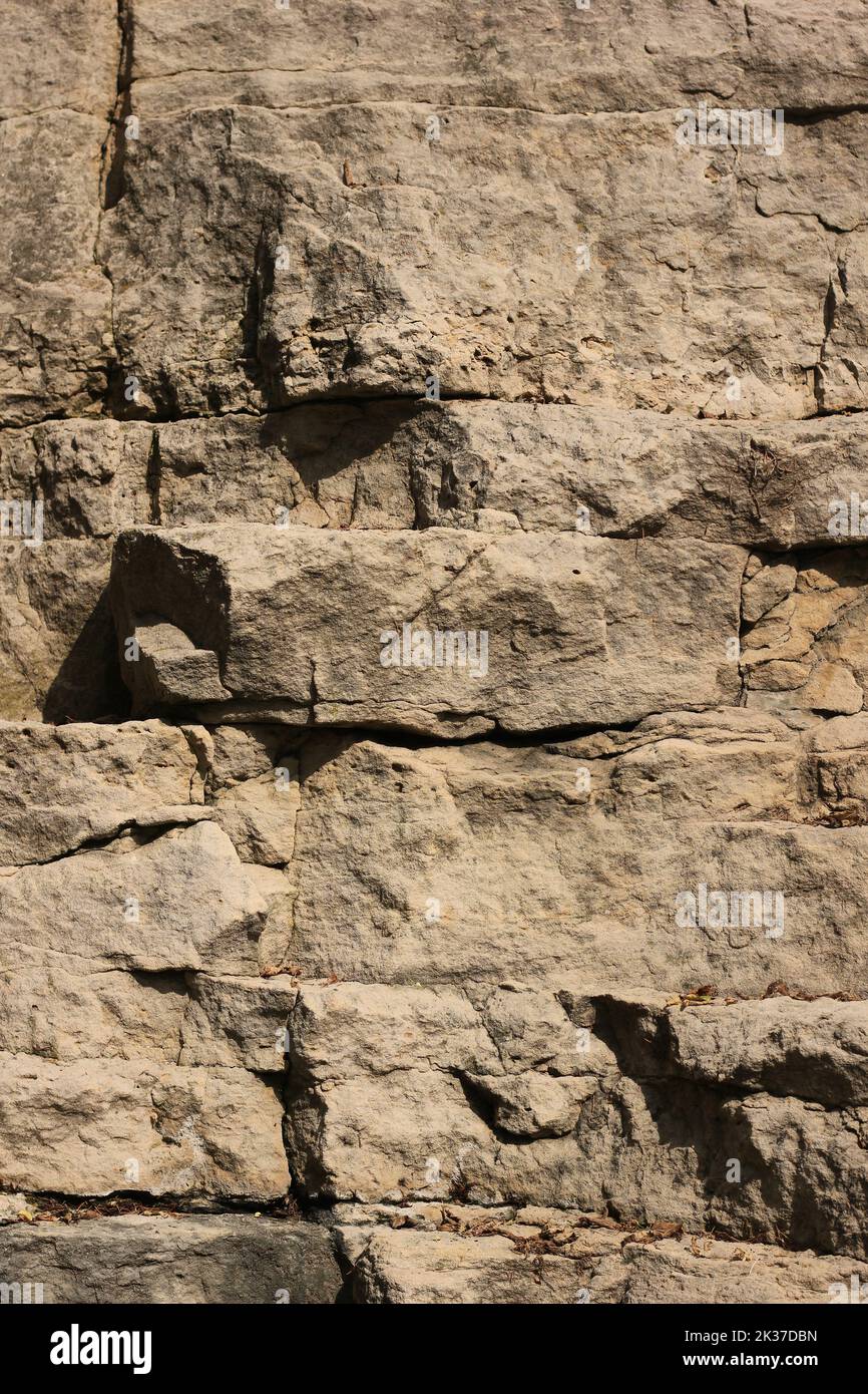 Layers of natural limestone lining a wall Stock Photo - Alamy