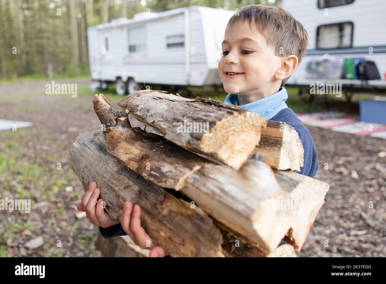 Trailer of firewood hi-res stock photography and images - Alamy