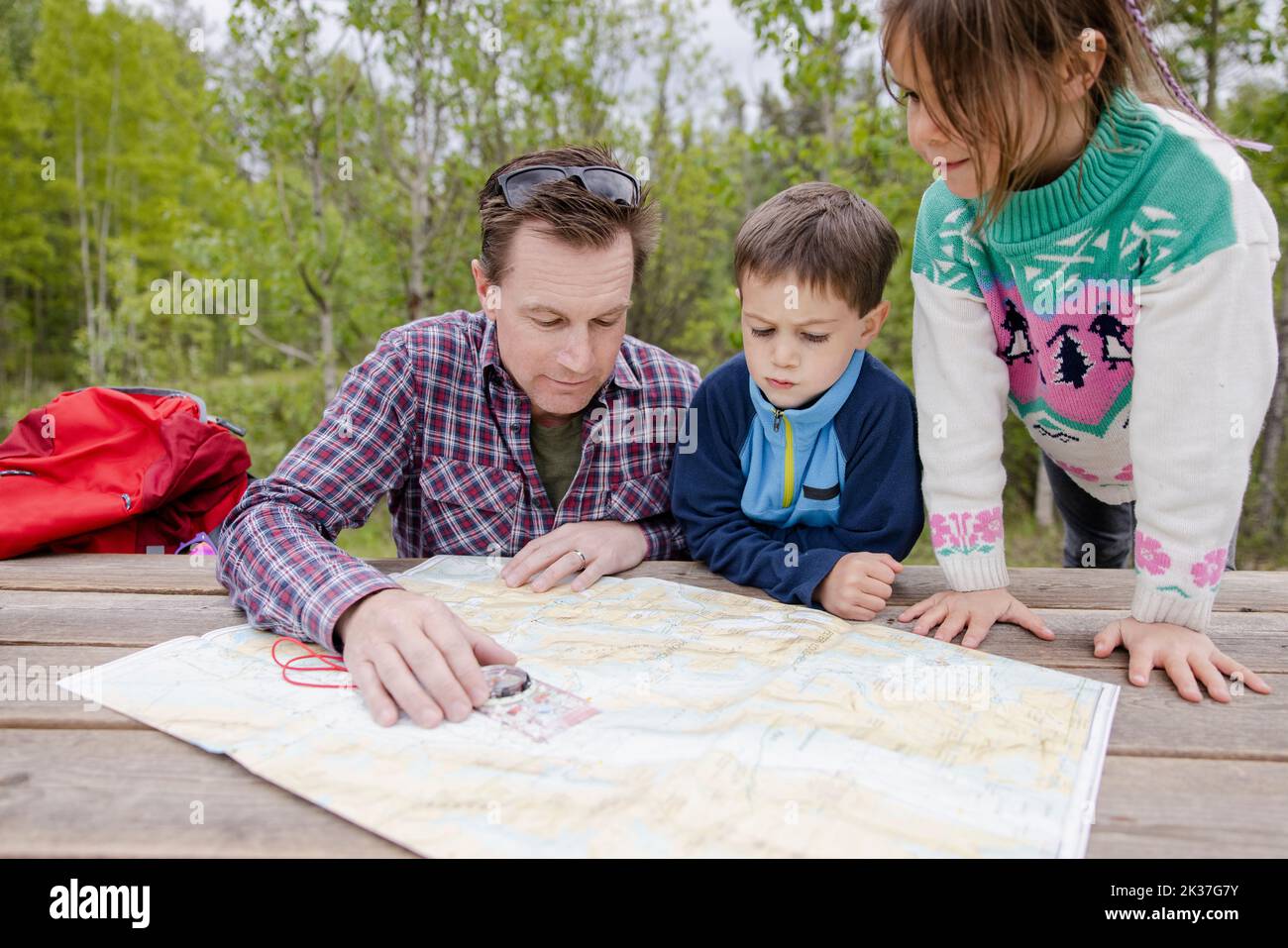 Children looking at map hi-res stock photography and images - Alamy