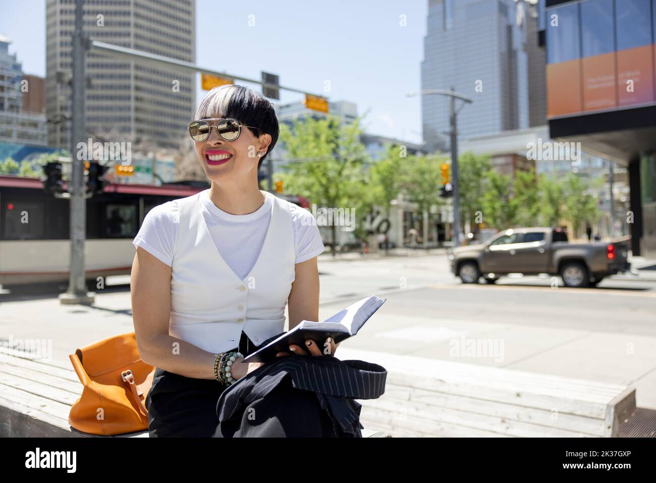 Happy reading business hi-res stock photography and images - Alamy