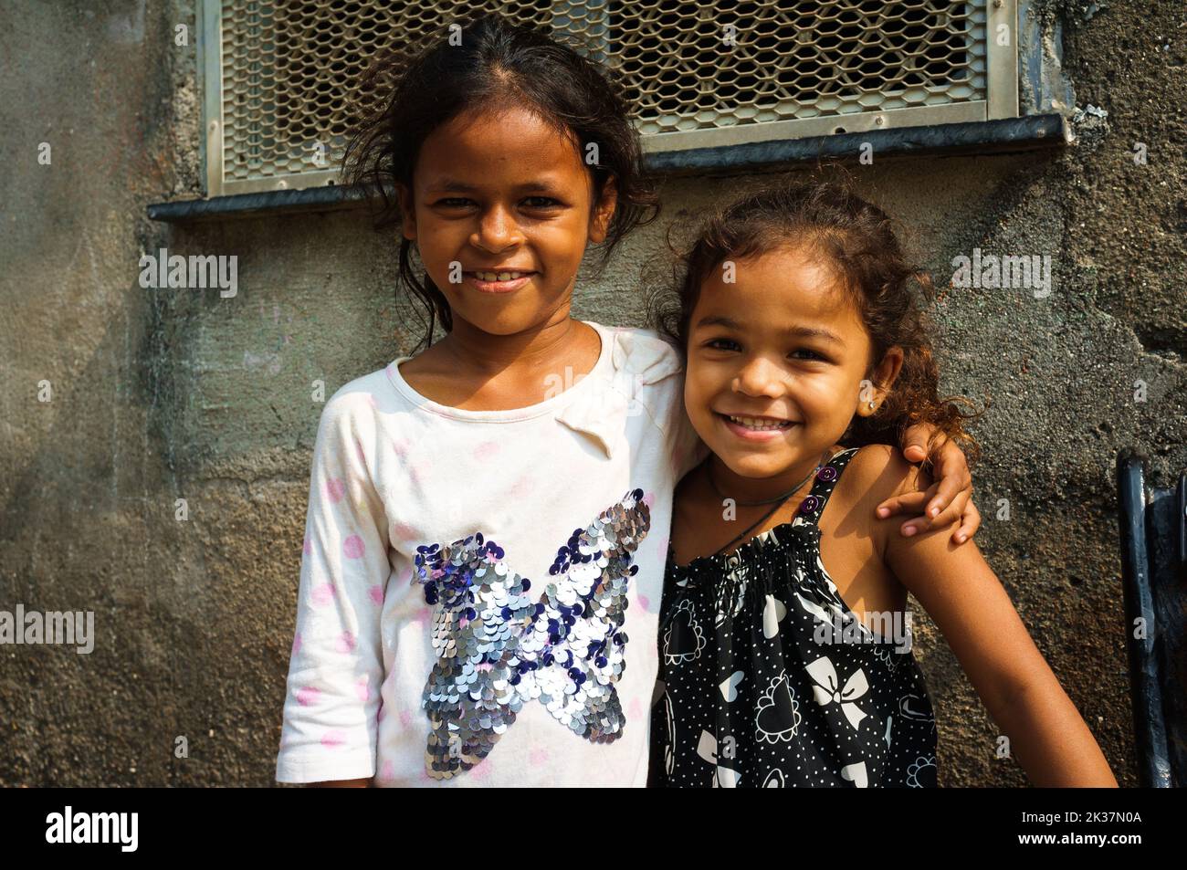 Happy smiling poor children from the Banganga slum Stock Photo - Alamy