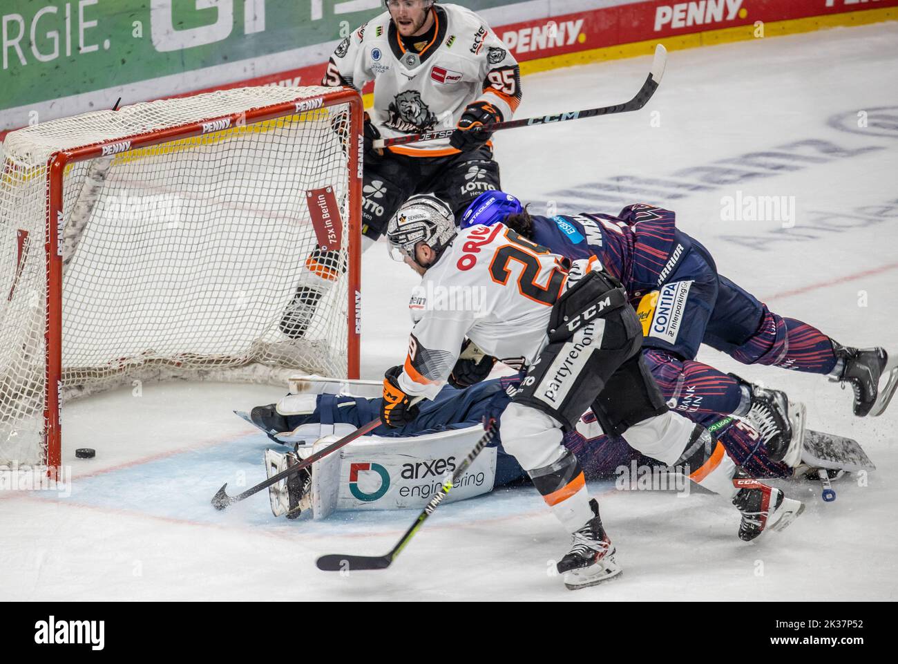 25 September 2022, Berlin: Ice hockey: DEL, Eisbären Berlin - Löwen ...